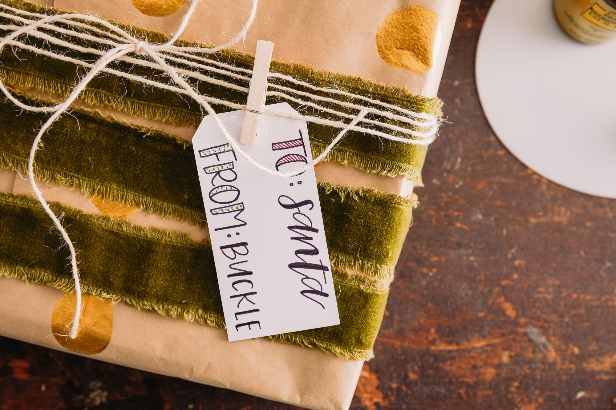 A Holiday How-To: Gift Wrapping - Threads