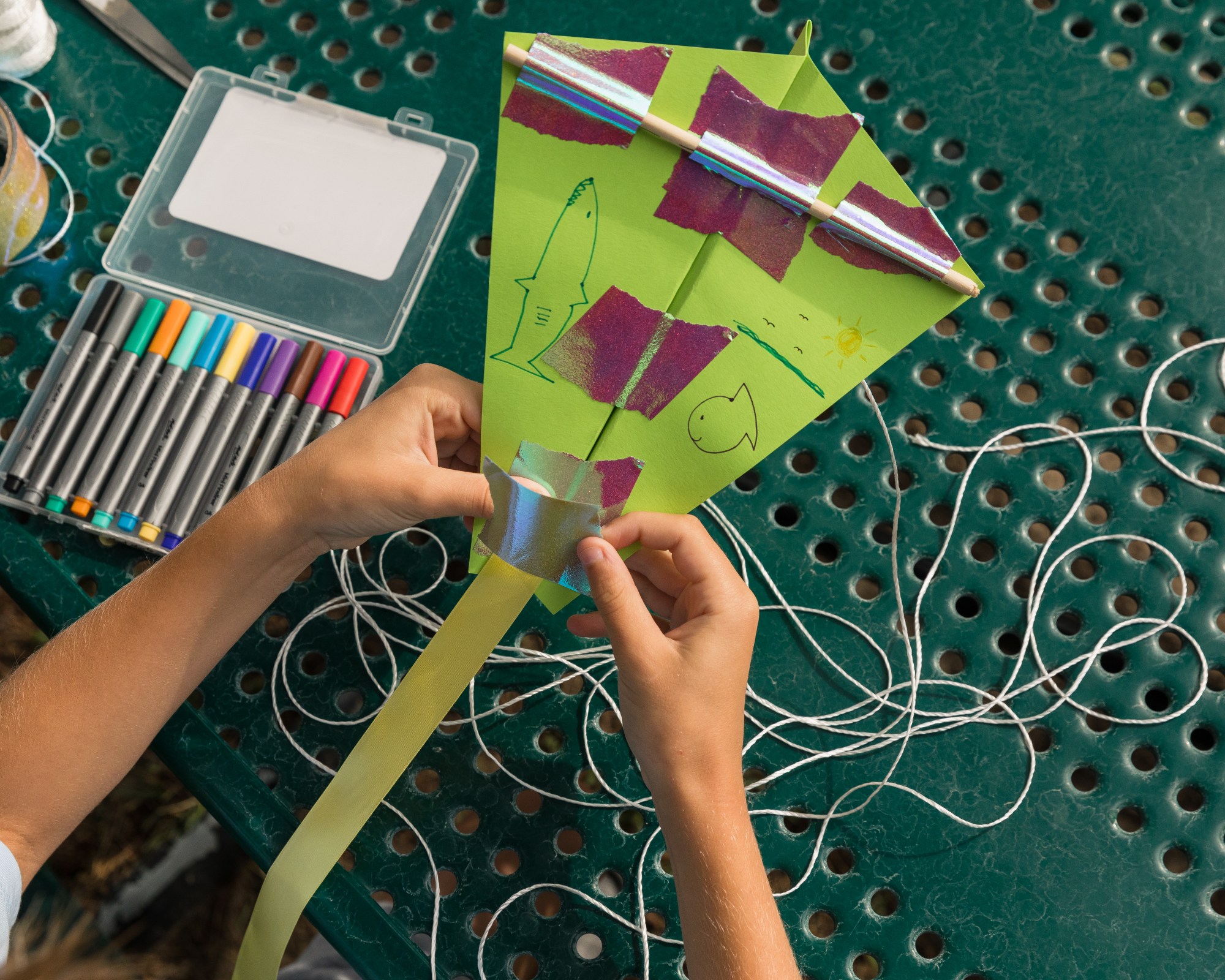 How To: Simple Construction Paper Kite - Threads